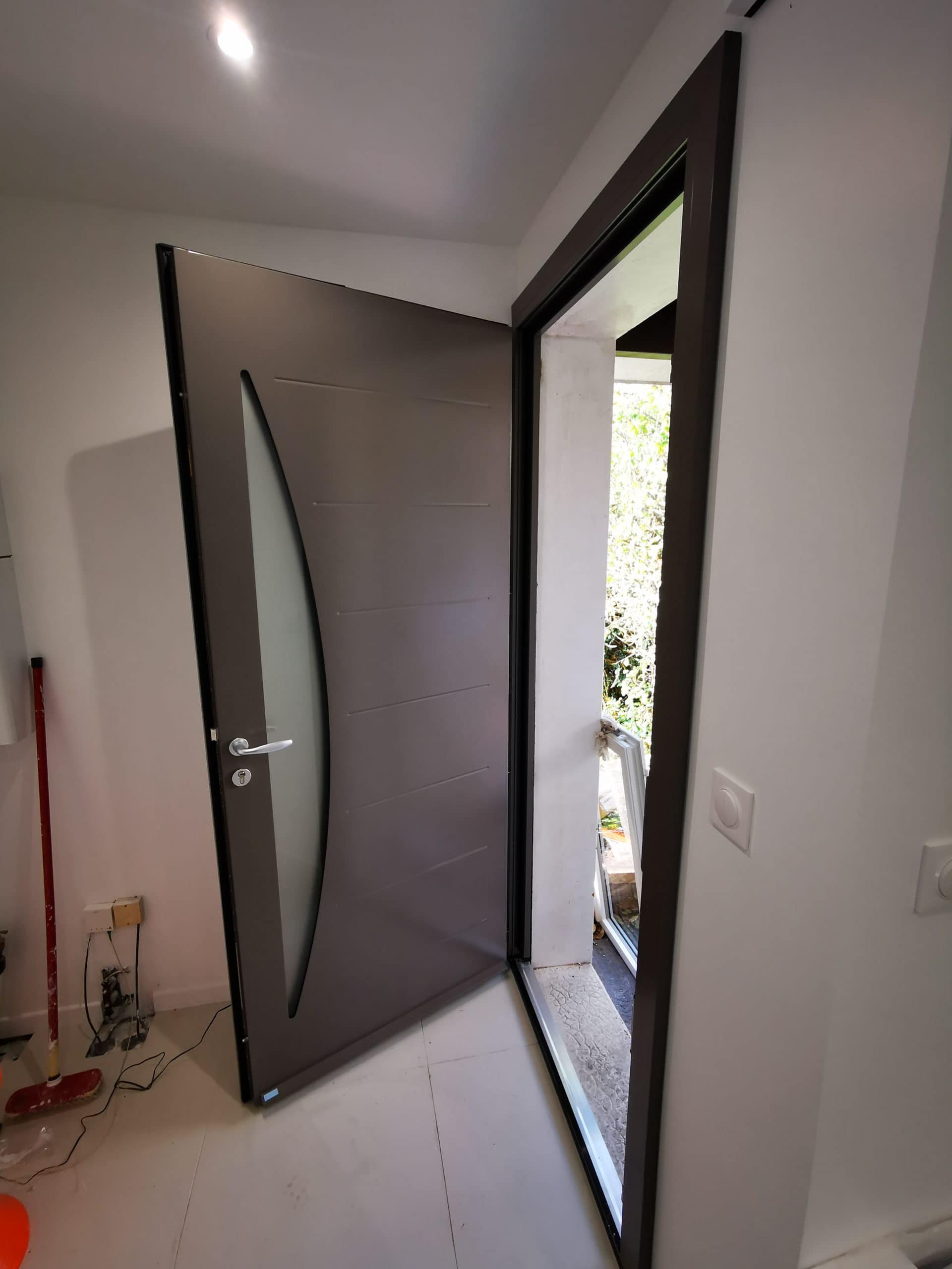 Pose d’une porte d’entrée Bel’m Hexagone en Acier 68 à Argenteuil ...